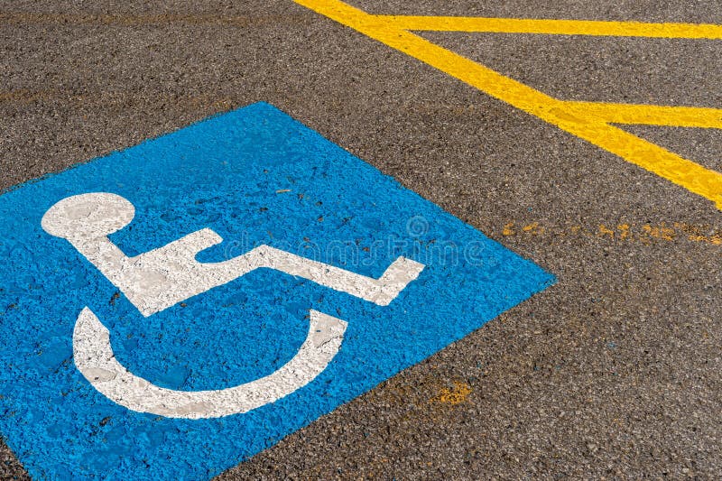 Behindertes Blaues Parkzeichen Stockfoto - Bild von rollstuhl ...