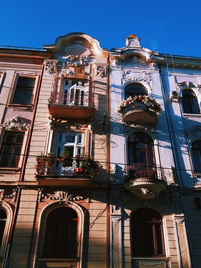 Bei balconi fotografia stock. Immagine di finestre, soleggiato - 128347774
