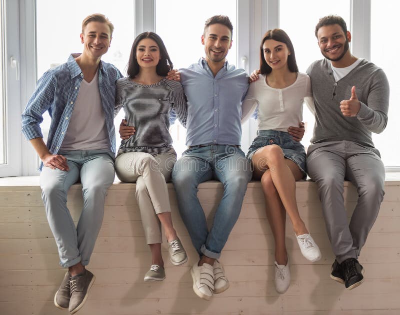 Bei giovani fotografia stock. Immagine di collaborazione - 87473454