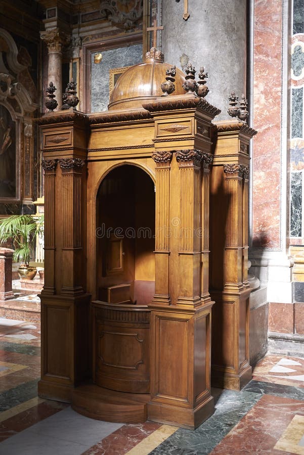 Beichtstuhl in Einer Kirche Redaktionelles Stockbild - Bild von ...
