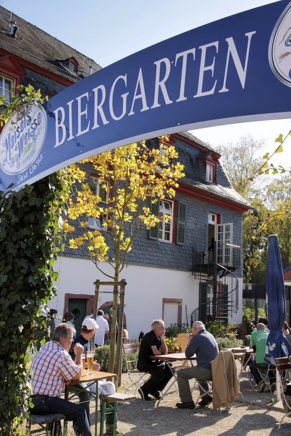 Beierse biergarten redactionele foto. Image of huis, herberg - 28245211