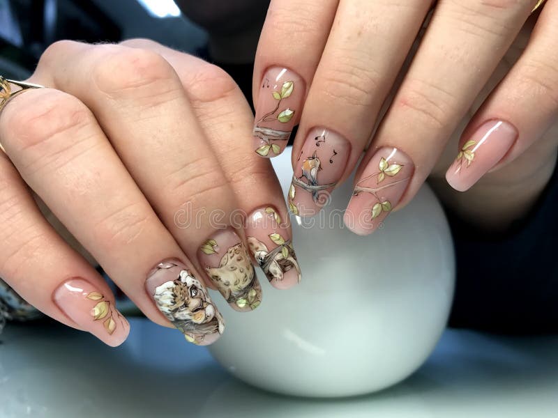 Beige Manikyr Med Trendig Design Fotografering för Bildbyråer - Bild av ...