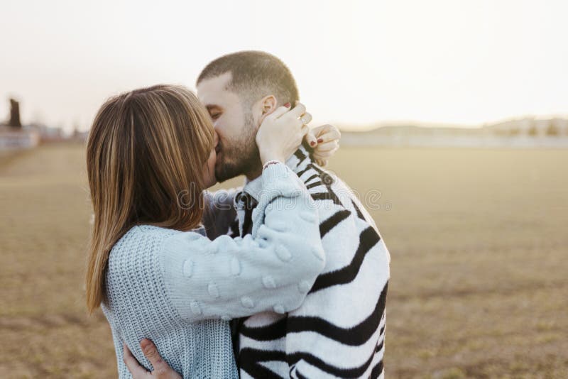 Beijo No Campo. Namorado E Namorada Apaixonados Imagem de Stock ...