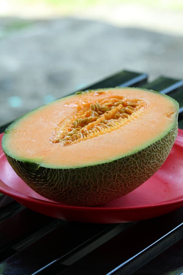 After Being Cut in Half, the Inside of the Yellow Melon Still Has the ...