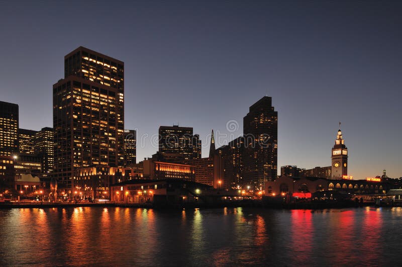Beira-rio De San Francisco Embarcadero Na Noite Foto de Stock - Imagem ...