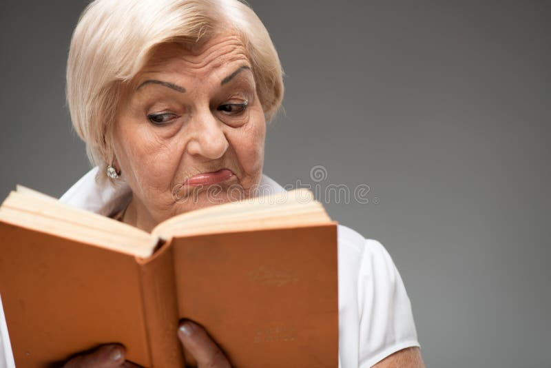 Bejaarde Die Geel Boek Houden Stock Foto - Image of zitting, huis: 48967162