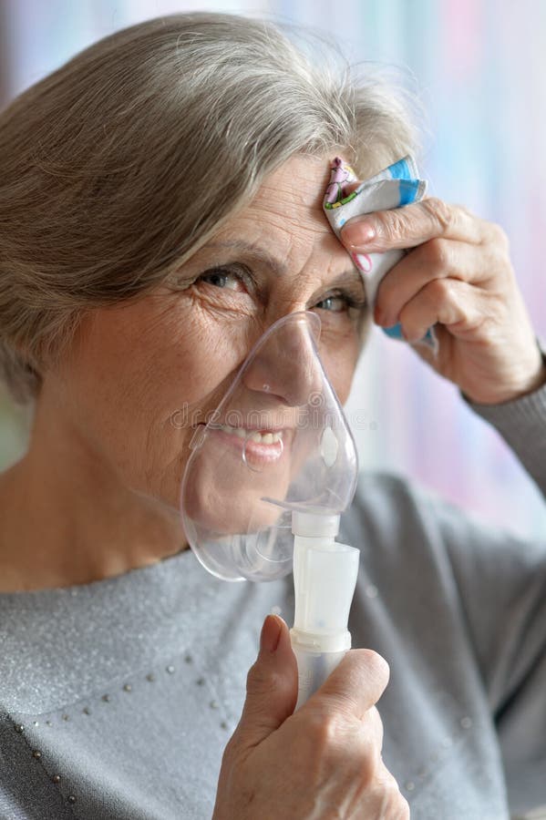 Bejaarde Die Inhalatie Doen Stock Foto - Image of bronchitis, geduldig ...