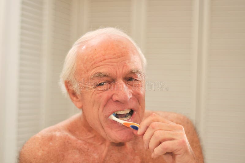 Bejaarde Die Zijn Tanden Borstelt Stock Foto - Image of bejaarden ...