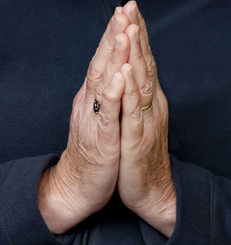 Bejaarde Handen Samen in Gebed Stock Foto - Image of samen, ringen ...