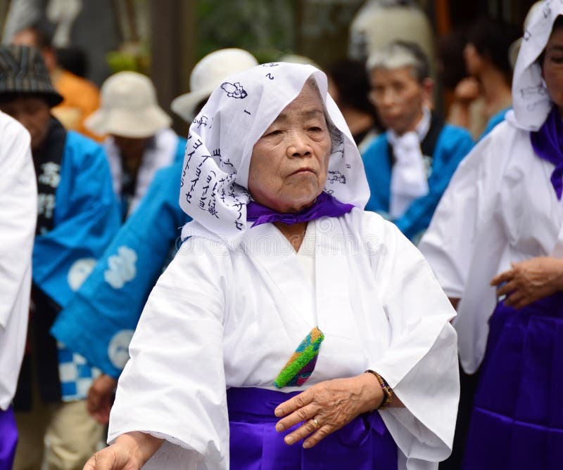 Oudere Japanse Dansers in Witte Traditionele Kleding Tijdens Het Aoba ...