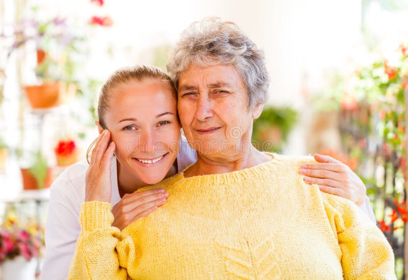 Bejaarde Met Vrouwelijke Verzorger In Keuken Stock Foto Image Of