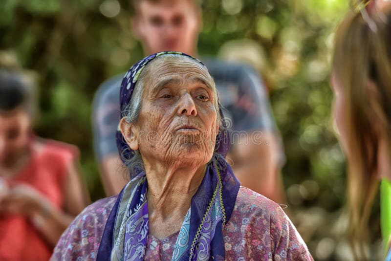 Bejaarde Turkse vrouw redactionele stock foto. Image of orkaan - 67763438