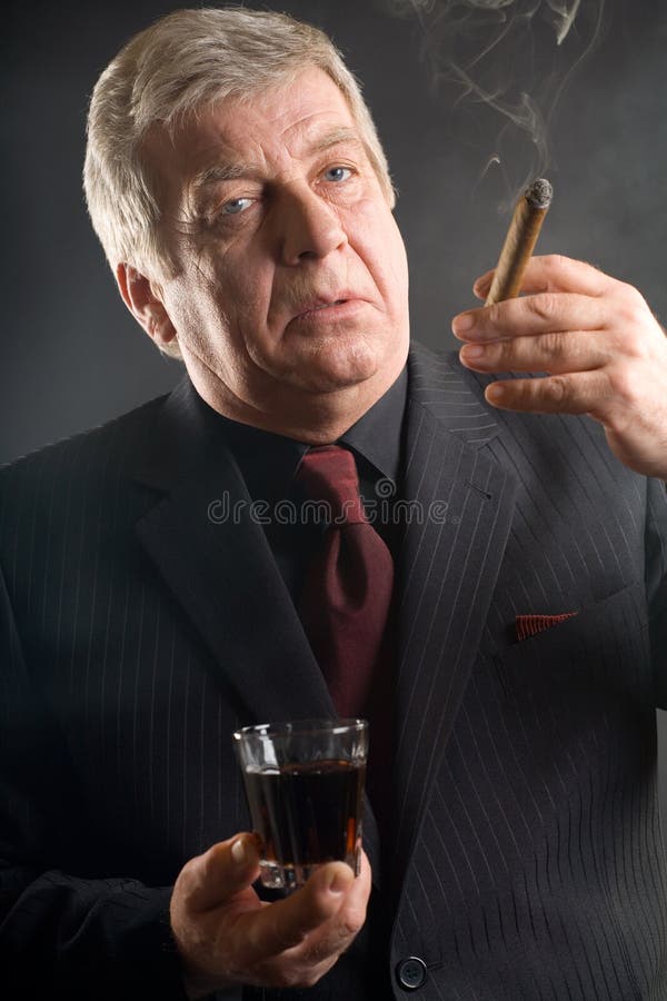 Bejaarde Zakenman Met Drank En Sigaar, Het Roken Stock Afbeelding ...