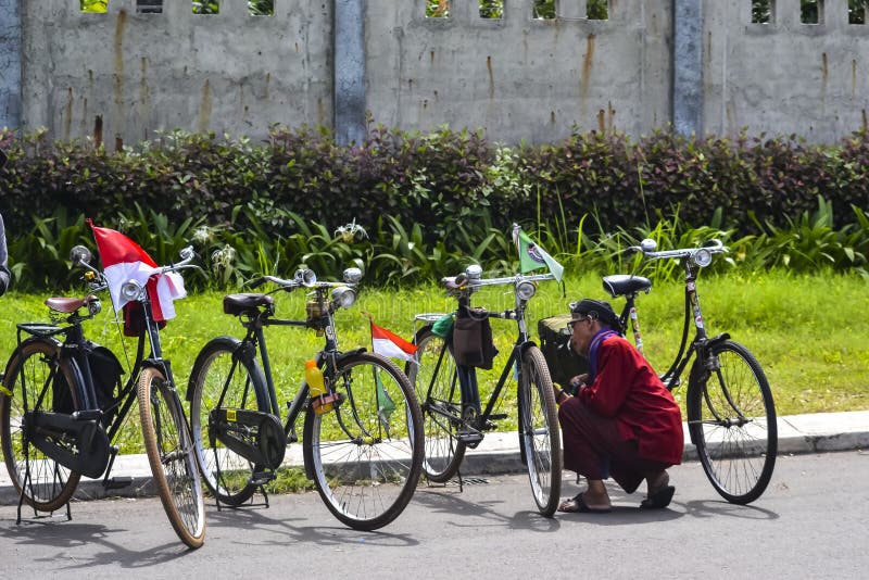 104 Black White Drawing Bicycle Wheel Stock Photos - Free & Royalty ...