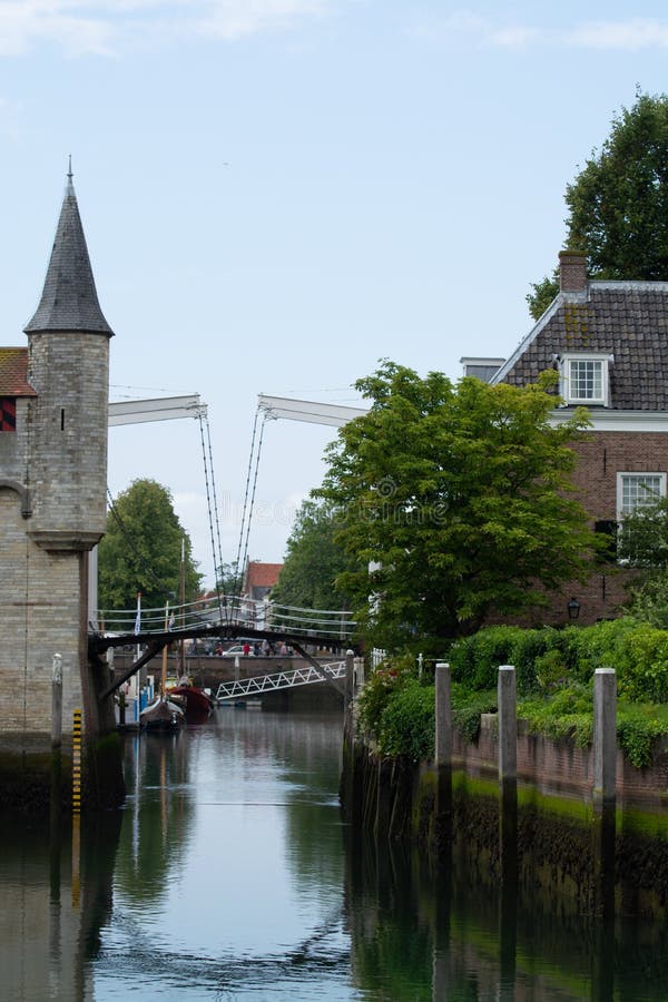 Bekijk Oude Nederlandse Huizen En Toren In Zierikzee, Historische Stad ... Bekijk Oude Nederlandse Huizen En Toren In Zierikzee, Historische Stad ...