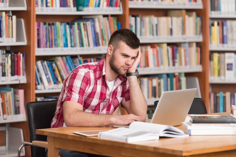 Beklemtoonde Student Doing His Homework Bij Het Bureau Stock Afbeelding ...