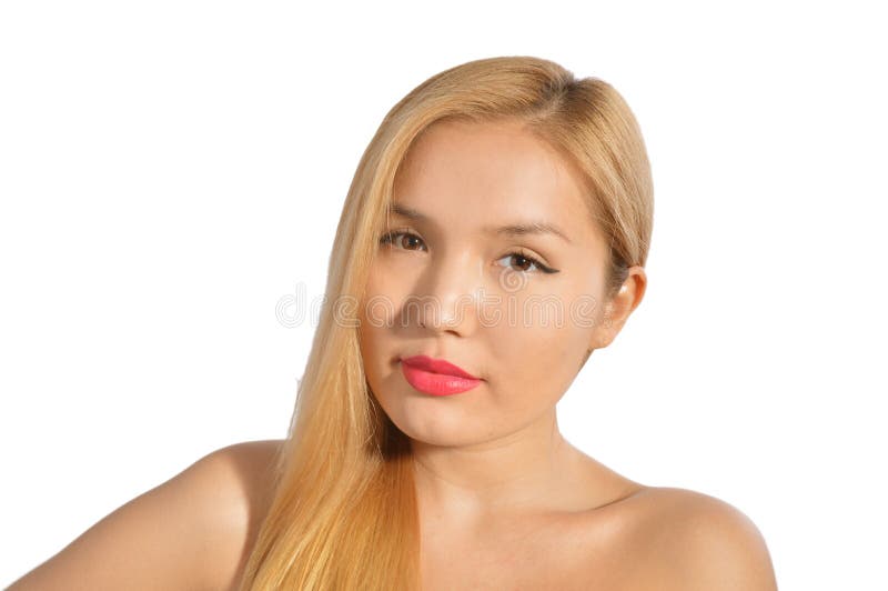 Belle Fille Blonde Heureuse Se Trouvant Sur La Plage Image Stock