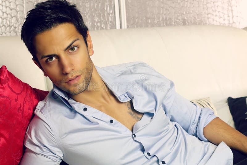 Bel homme brun photo stock. Image du isolement, affaires - 46090996