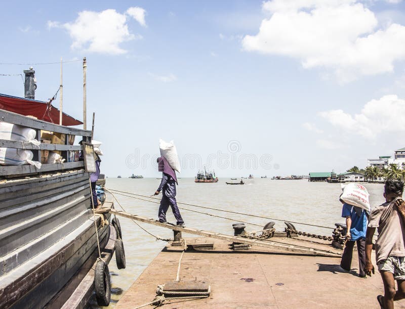 Beladen des Schiffs redaktionelles stockfotografie. Bild von süd - 59085992