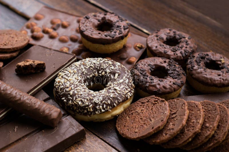 Belas Rosquinhas De Chocolate Palito De Chocolate E Biscoitos De ...