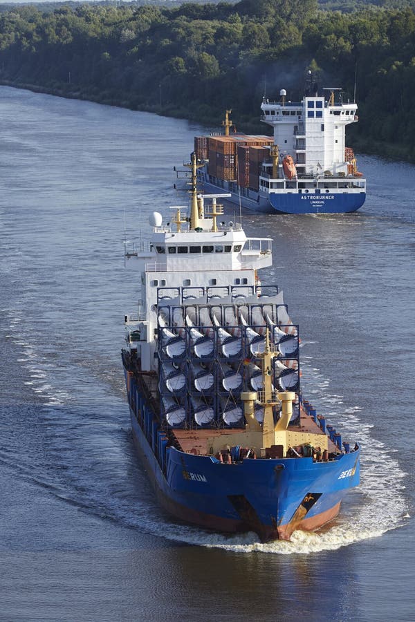 Beldorf - Containerschepen in Kiel Canal Redactionele Fotografie ...