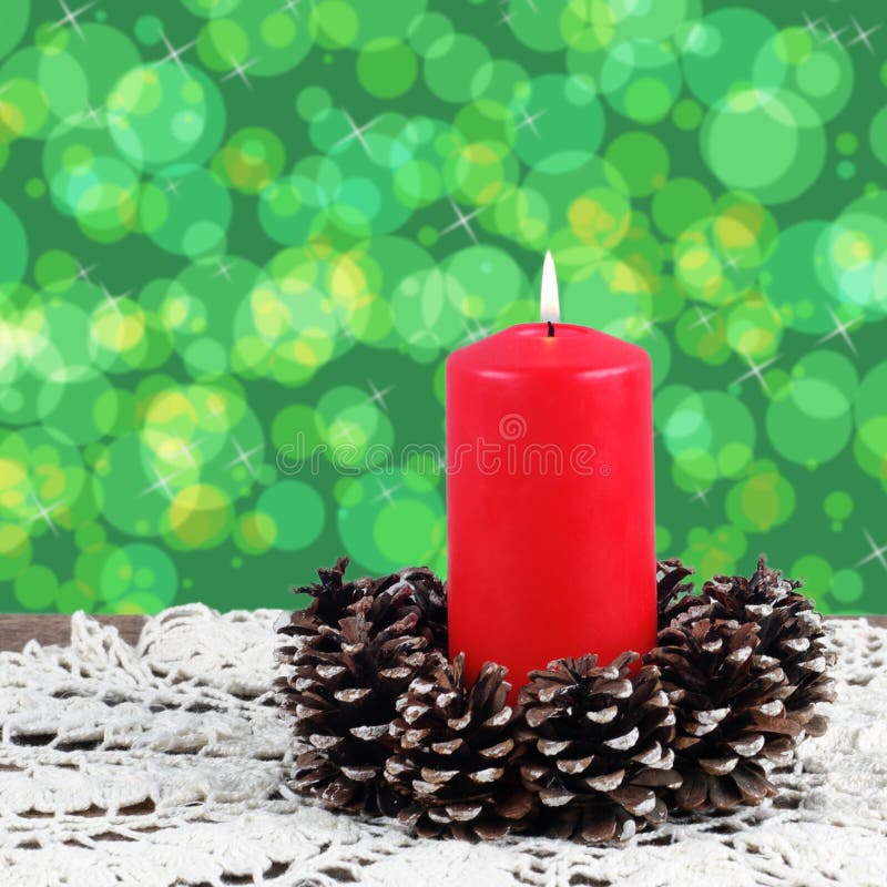 Beleuchtete rote Kerze stockfoto. Bild von stern, grün - 27743002