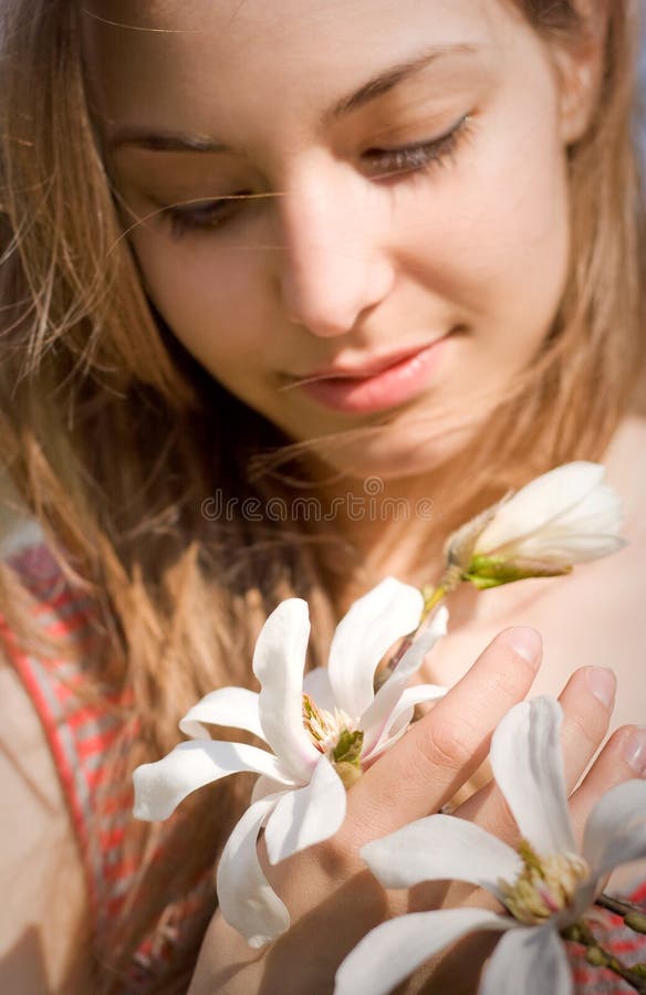 Beleza De Mola Na Natureza Com Flores. Foto de Stock - Imagem de mulher ...