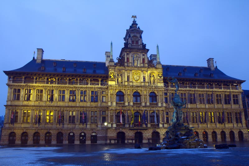 Antwerpen Rathaus Und Brabo-Brunnen am Abend, Belgien Stockfoto - Bild ...