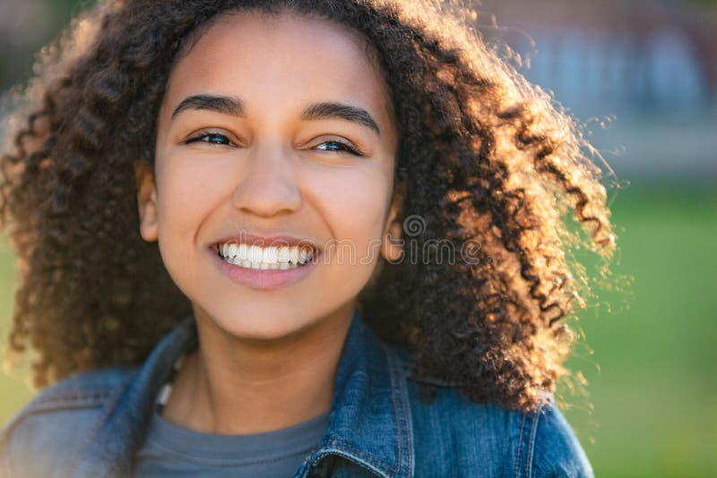 Bella Adolescente Afroamericana De Raza Mixta Sonriendo Con Dientes