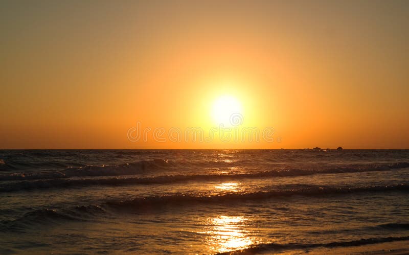 Bella Alba Al Mare Con Il Chiaro Cielo Fotografia Stock - Immagine di ...
