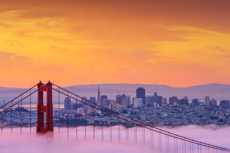 Bella Alba a Golden Gate Bridge in Nebbia Bassa Fotografia Stock ...