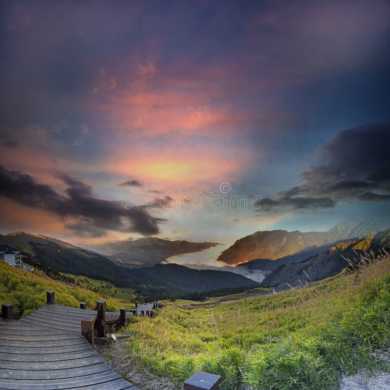 Bella alba in montagna immagine stock. Immagine di campagna - 36032935