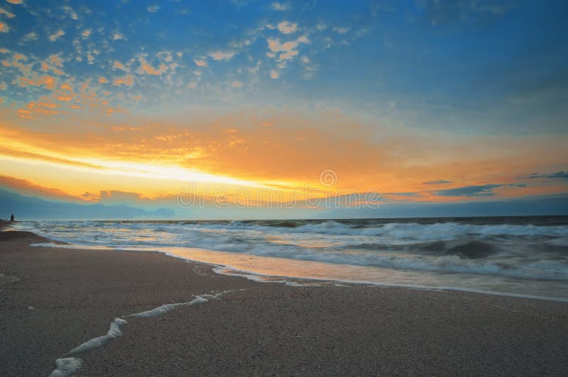 Bella Alba Sopra La Riva Del Mare, Mare Fotografia Stock - Immagine di ...