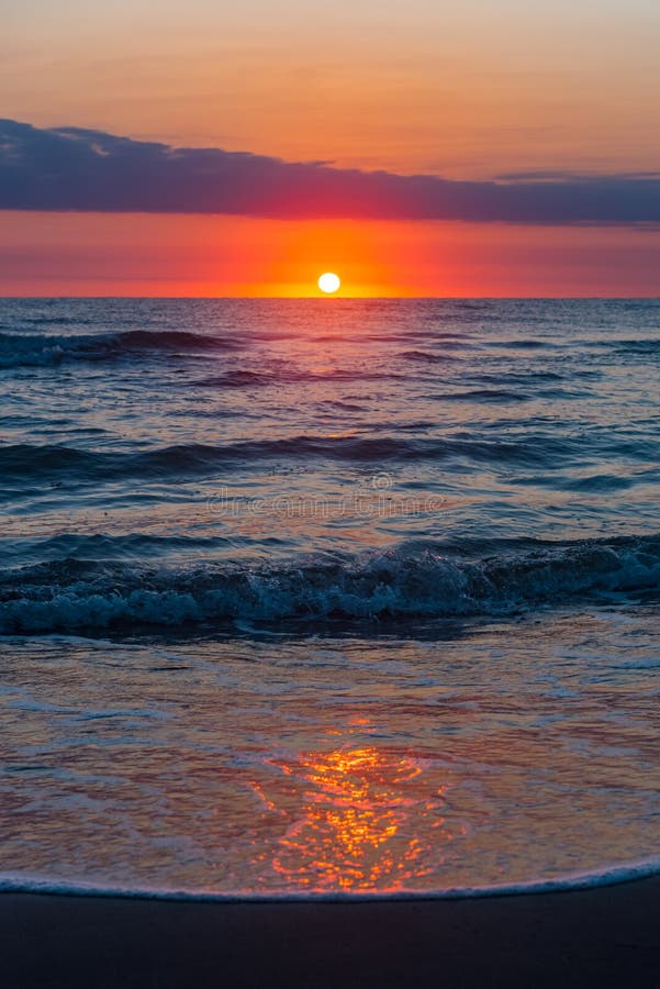 Bello Paesaggio Verticale Stupefacente Con Il Mare Blu Fotografia Stock ...