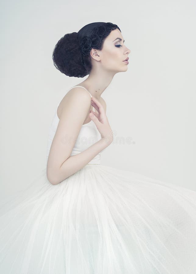 Bella ballerina immagine stock. Immagine di balletto - 36032787