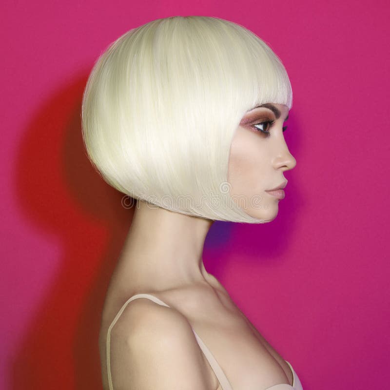 Bella Bionda Di Modo Con Breve Taglio Di Capelli Fotografia Stock ...