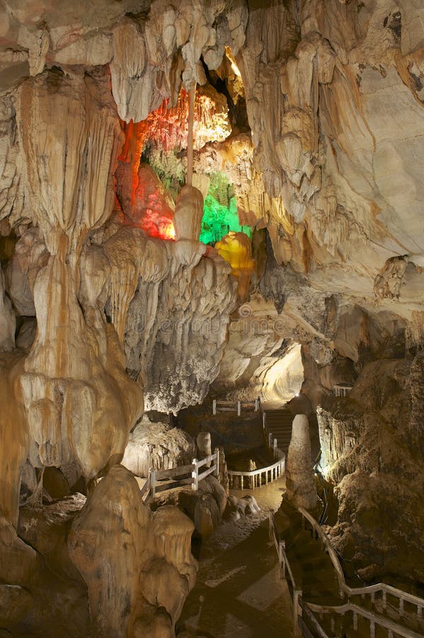 Bella Caverna Di Tham Jang, Vang Vieng, Laos Fotografia Stock ...