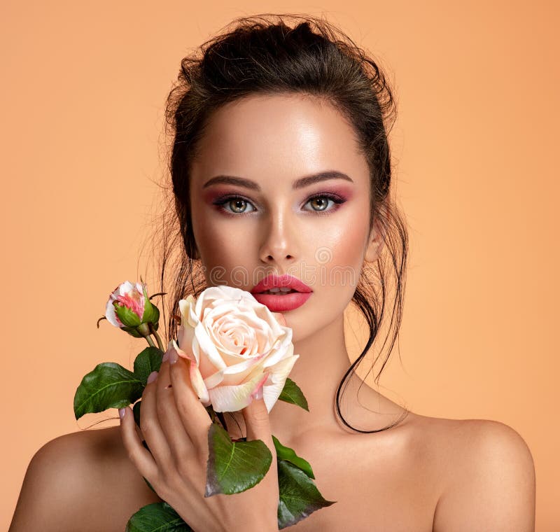 Bella Chica Blanca Con Rosa Asombrosa Morena Con Flor Blanca Rostro Oculto De Una Joven