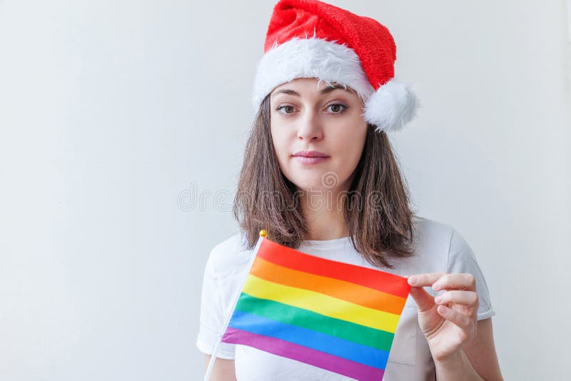 Hermosa Chica Lesbiana Con Sombrero Rojo De Santa Claus Con Bandera