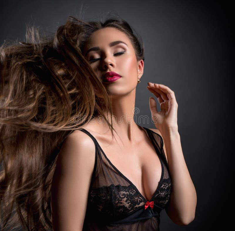 Bella Chica Posando Sensualmente Tirando Su Cabeza Foto de archivo - Imagen de manera, hermoso ...