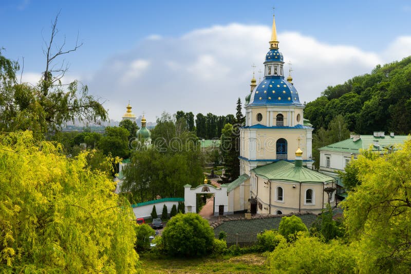 Bella Chiesa Con Le Cupole Della Cipolla Fotografia Stock - Immagine di ...