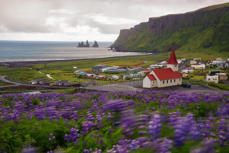 Bella Chiesa Rossa Su Una Montagna a Vik, Islanda Immagine Stock ...