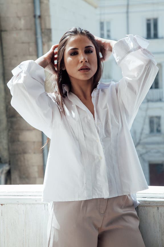 Bella Donna Alla Moda Con Camicia Di Seta Bianca Chiara Immagine Stock ...