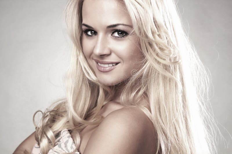 Bella Donna Bionda Sorridente Fotografia Stock - Immagine di ideale ...