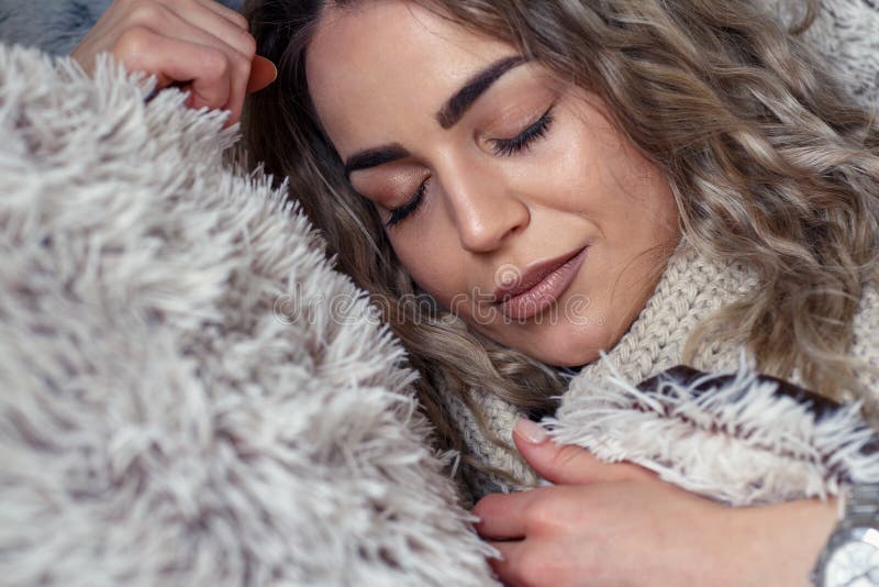 Bella Donna Che Dorme in Un Letto Comodo a Casa Immagine Stock ...