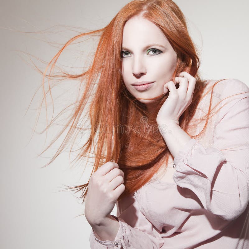 Bella Donna Con Capelli Rossi Immagine Stock - Immagine di bocca ...