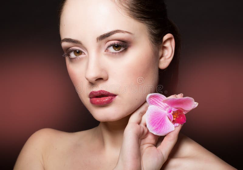 Bella Donna Con Il Fiore Dell'orchidea Immagine Stock - Immagine di ...