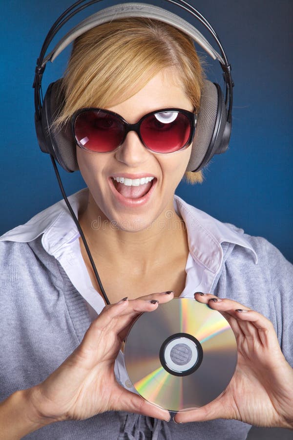 Bella Donna Con La Cuffia Ed Il CD Fotografia Stock - Immagine di ...