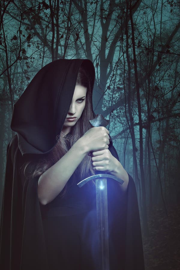 Bella Donna Con La Spada Magica in Una Foresta Scura Immagine Stock ...