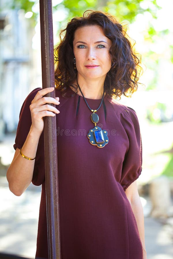 Bellissima Donna Di Mezza Età Con Una Giacca Blu a Maglia Con Una ...